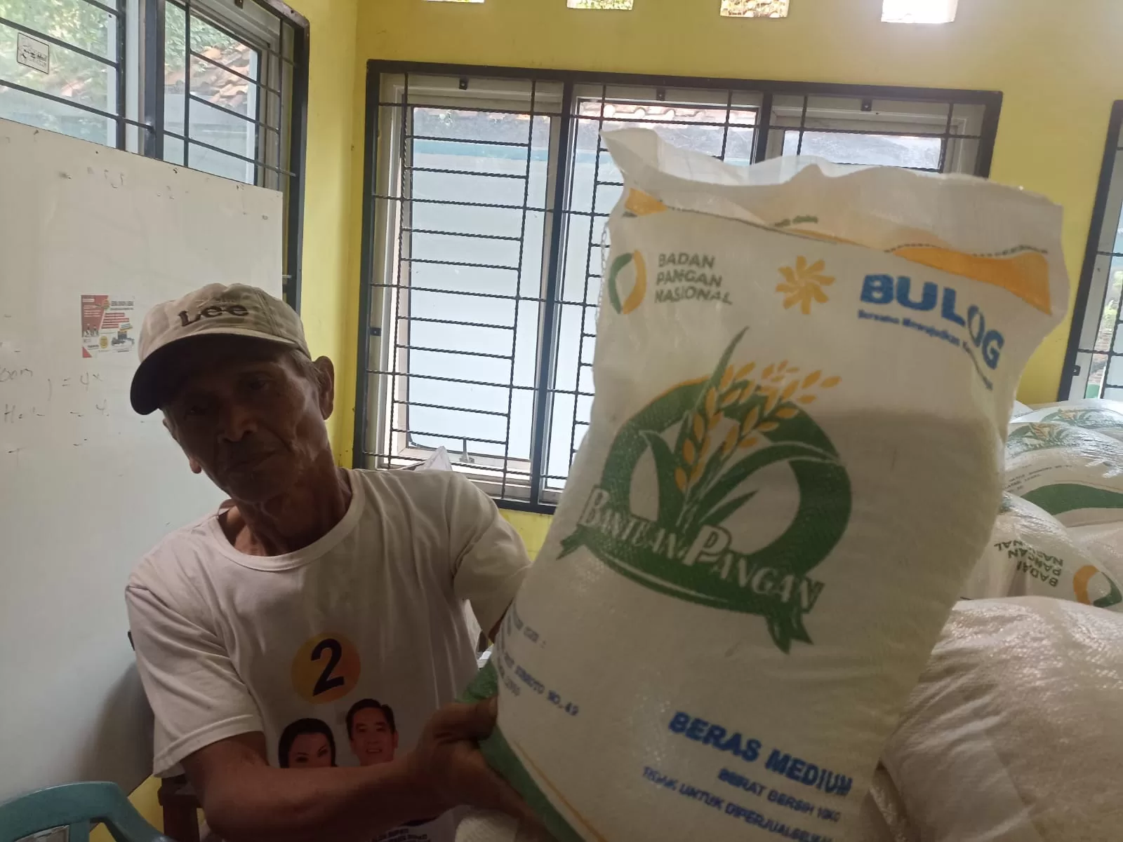 Bulog Karawang Salurkan 1.800 Ton Beras Bantuan Pangan - AWESH.id