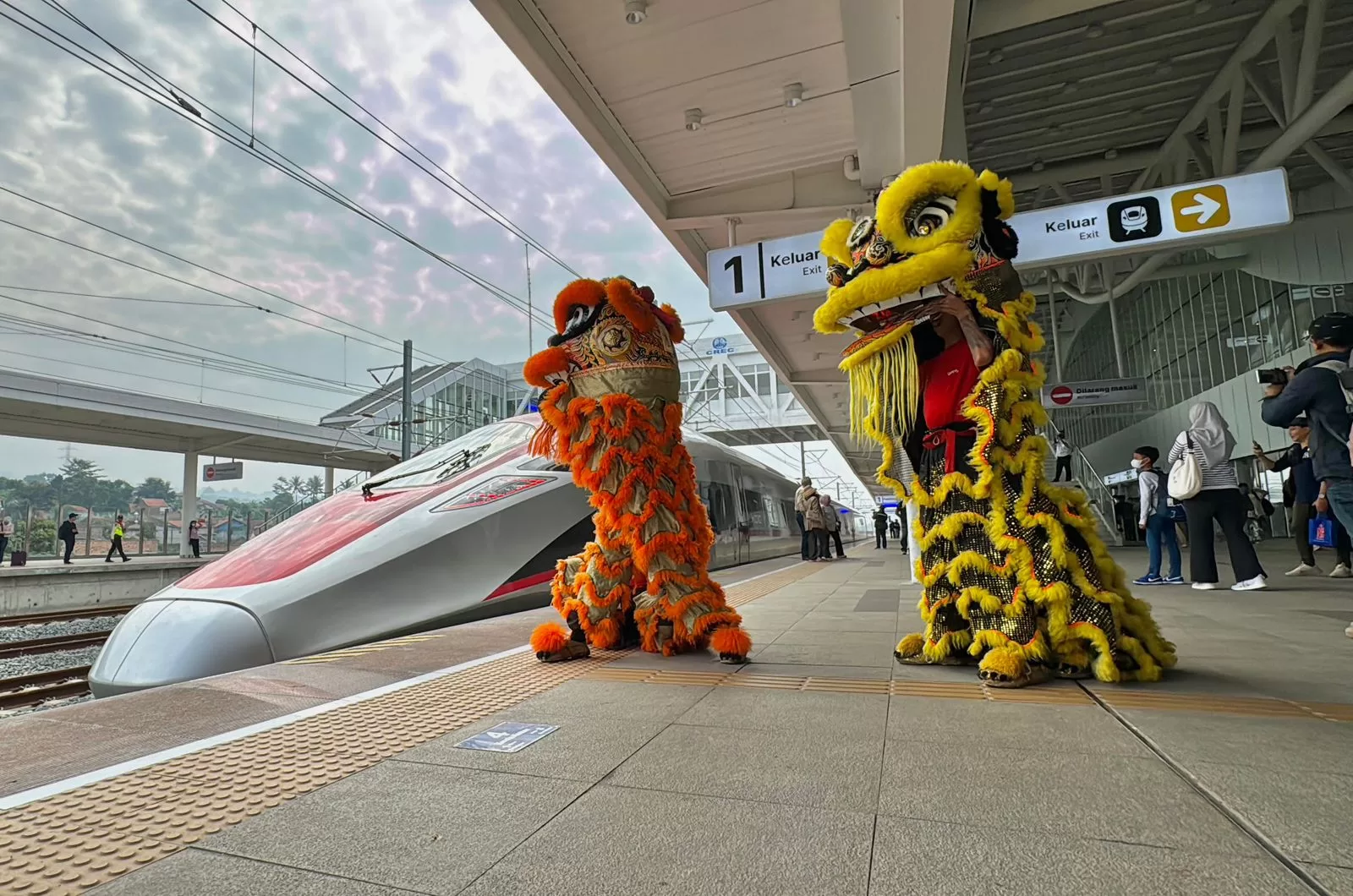 KCIC Hadirkan Pertunjukan Barongsai di Stasiun Whoosh - AWESH.id