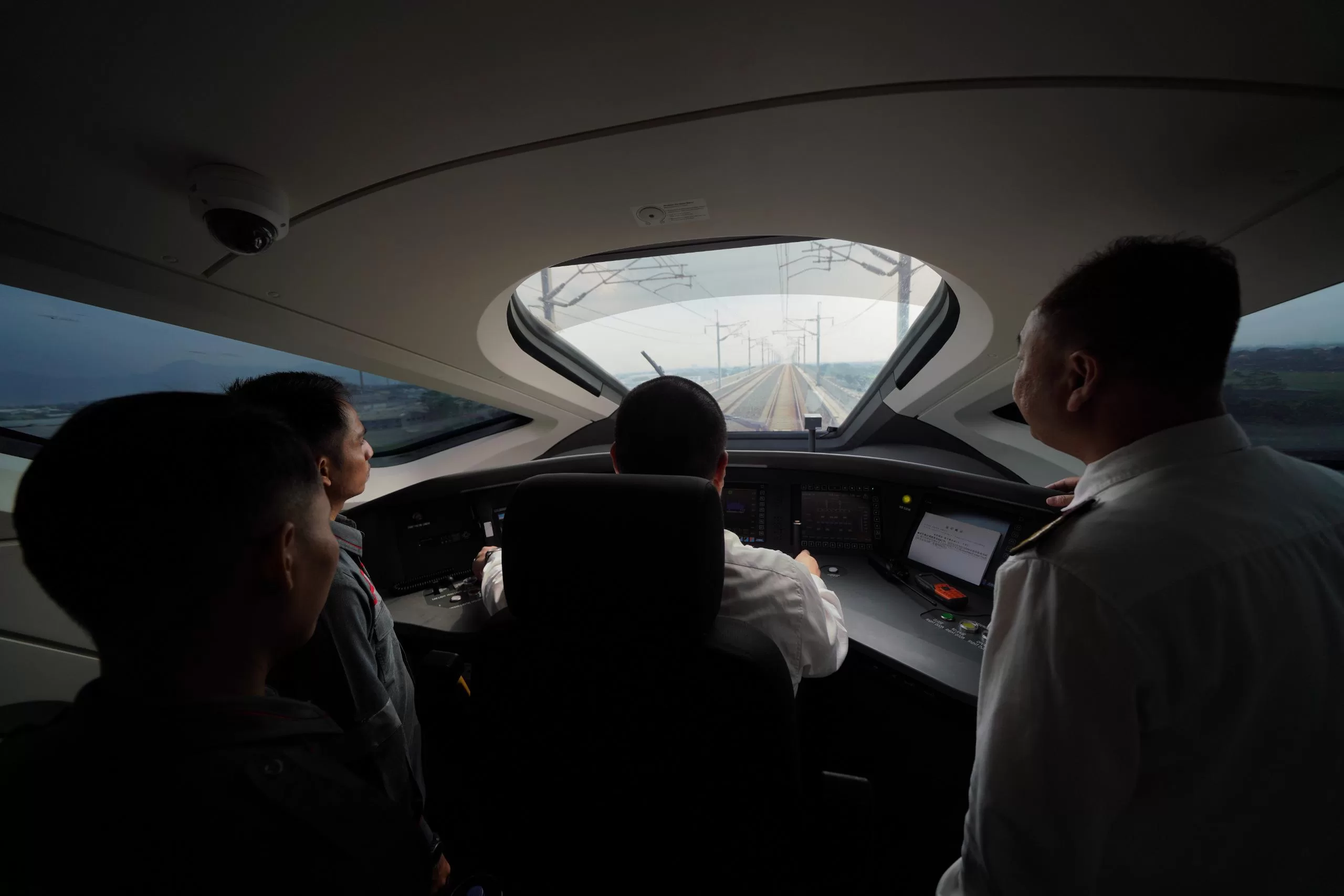 Masinis Indonesia Mulai Langsung di Kabin Kereta Whoosh - AWESH.id