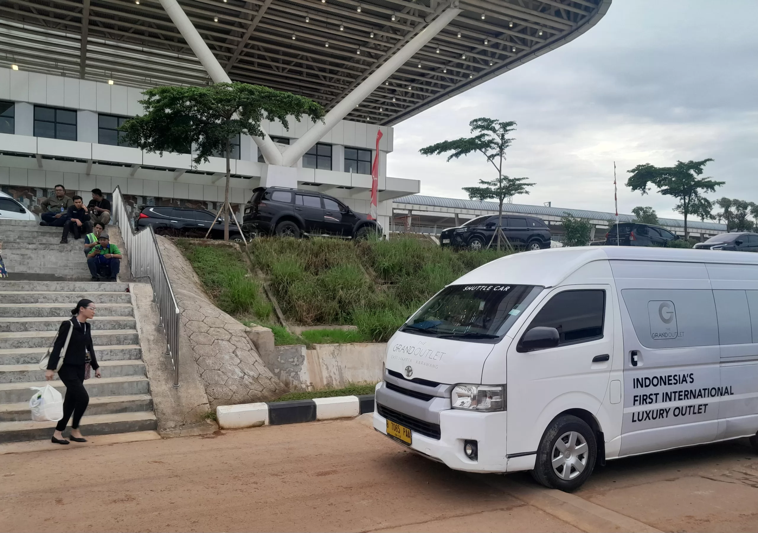 Belanja di Outlet Luxury Brand hingga Main Golf Via Stasiun Whoosh ...